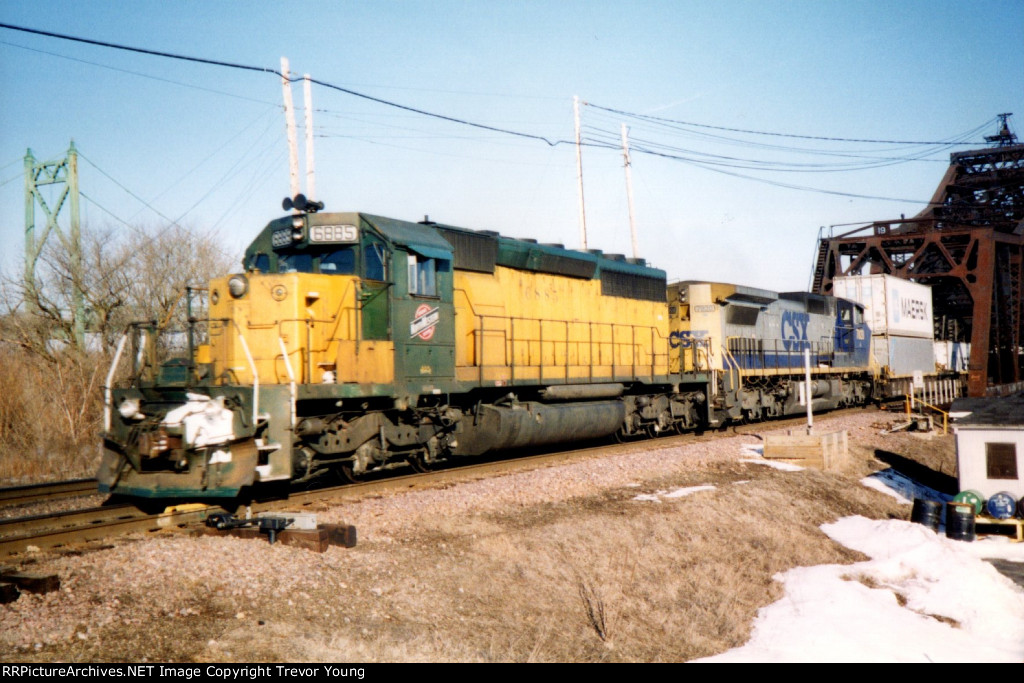 CNW 6885, CSX 7820, Clinton, IA